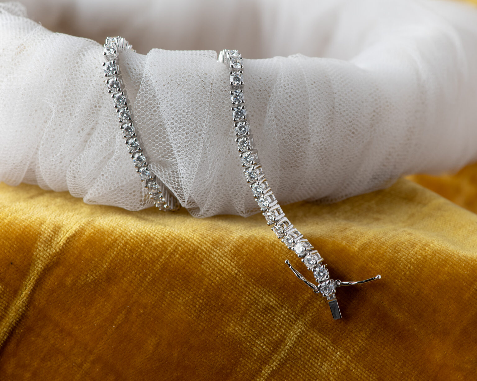 Pulseras Rivière: Historia, Elegancia y Resplandor • López-Linares